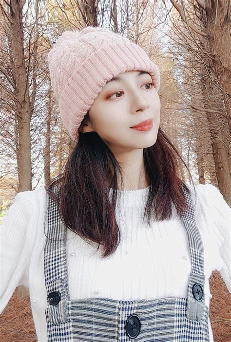 曉葛 篇篇 【戀戀 杉林】 趁落羽杉泛黃著，走入一頁金色詩篇。 漫步林間，以為置身暮秋，卻是砭骨的冬。