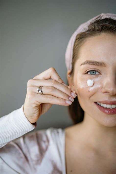 개인 관리 건강한 피부 광점 깨끗한 아름다움 깨끗한 피부 노화 방지 라이프스타일 머리띠 모이스처라이저 미소 짓는 미용 의식 미용 제품 반 얼굴 반지