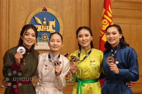 Шигшээ багийн охидод Ерөнхий сайдын нэрэмжит шагнал болох 500 сая төгрөгийг гардуулан өглөө