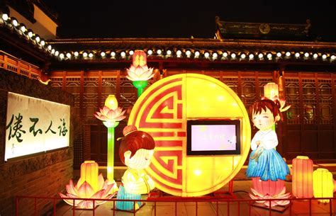 南京夫子庙秦淮灯会亮灯 灯火璀璨添彩年味