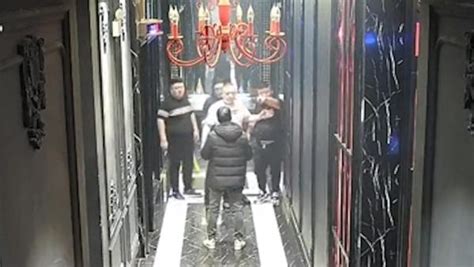 KTV推门相碰发生口角殴打他人4人被拘 凤凰网视频 凤凰网