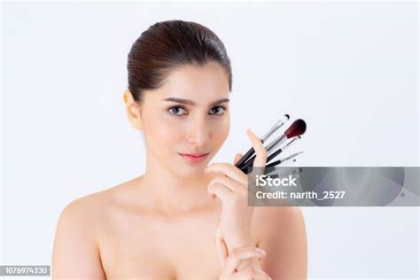적용 세로 아시아 여자의 아름다움은 뺨 소녀 블러셔 스킨케어 및 화장품 개념의 아름 다운 흰색 배경에 고립의 많은 브러쉬 메이크업 건강한 생활방식에 대한 스톡 사진 및 기타