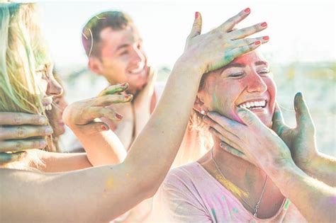 여름 축제젊은 이들이 해변 휴가여행 젊음과 우정 개념오른쪽 여자 눈에 초점복고풍 대비 필터에 재미에 화려한 파우더 파티를 만드는 행복 한 친구 먼지에 대한 스톡 사진 및