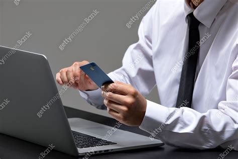 비즈니스 비즈니스맨 성인남자 20 29세 청년 30 39세 장년 스튜디오촬영 실내 테이블 정장 넥타이 넥웨어 셔츠 상의 한국인 동양인