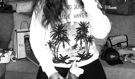 รวมรูปภาพของ ดราม่าวิมเบิลดัน เทนนิสสาวลัตเวีย ถกกระโปรงโชว์ หลังกรรมการชายขอดู สีกางเกงใน