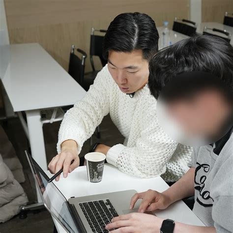 브만남 브랜드 만드는 남자 새로운 브랜드를 만들어야 한다면 이 3단계를 기억하세요 1️⃣ 브랜드가 가야할 방향 찾기 첫 단계에는 우리 브랜드가 갖고 있는