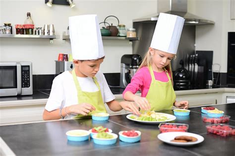 아름 다운 젊은 행복 한 아이 소년과 소녀 요리 하 고 집에서 부엌에서 케이크를 굽고 아이에 대한 스톡 사진 및 기타 이미지 아이 요리하기 음식 준비 2명 Istock