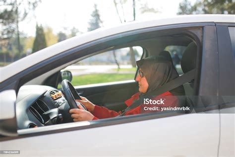 무슬림 여성 운전 자동차 안전 벨트에 고정안전 운전 개념 명랑한에 대한 스톡 사진 및 기타 이미지 명랑한 사람 얼굴 사람들 Istock