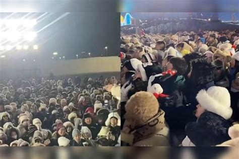 哈尔滨冰雪大世界小土豆对暗号现场，齐唱《歌唱祖国》热血沸腾