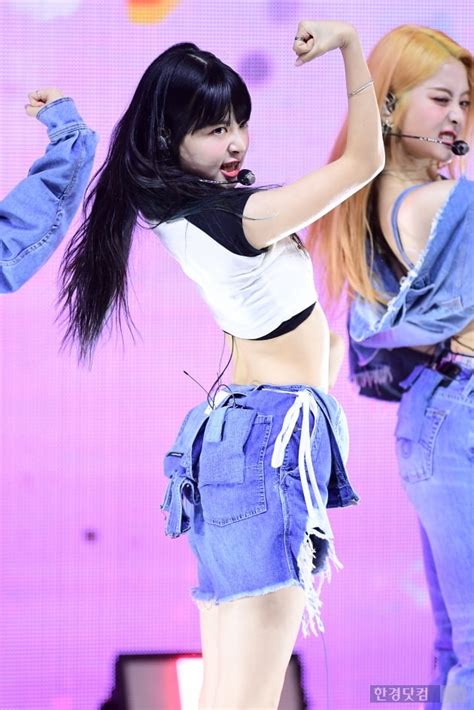 르세라핌 홍은채 강렬한 모습에 눈길 한국경제