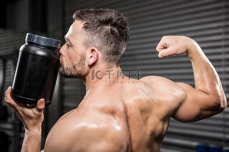 赤裸上身的男人展示二头肌和亲吻可以高清摄影大图 千库网