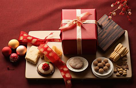 빨간색과 갈색 선물 포장 노리개 원기 회복 도마 배경 일러스트 및 사진 무료 다운로드 Pngtree
