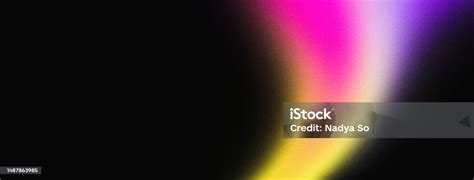 핑크 옐로우 퍼플 컬러 추상적인 그라데이션 웨이브 소용돌이 모양 검은 배경 그레인 텍스처 효과 복사 공간 0명에 대한 스톡 벡터 아트 및 기타 이미지 Istock