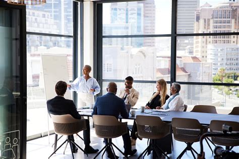 회의실 프리젠 테이션 중에 동료에게 개념을 설명하는 웃는 사업가 동료에 대한 스톡 사진 및 기타 이미지 동료 말하기 미소 Istock