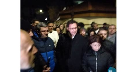 Депутати и младежи от ГЕРБ се събраха пред дома на Борисов Снимки