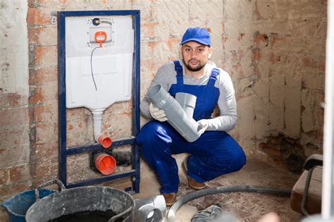 플라스틱 하수관을 손에 들고 있는 파란색 작업복을 입은 배관공의 초상화 25 29세에 대한 스톡 사진 및 기타 이미지 25 29세 건설 현장 건축 Istock