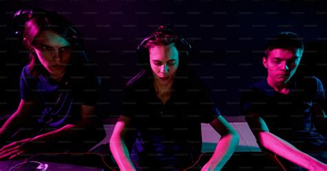 헤드셋을 착용한 젊은 현대 사이버 스포츠 비디오 게이머 그룹이 키보드로 타이핑하는 동안 새로운 게임을 개발하고 있습니다 사진 Unsplash의 공생 이미지