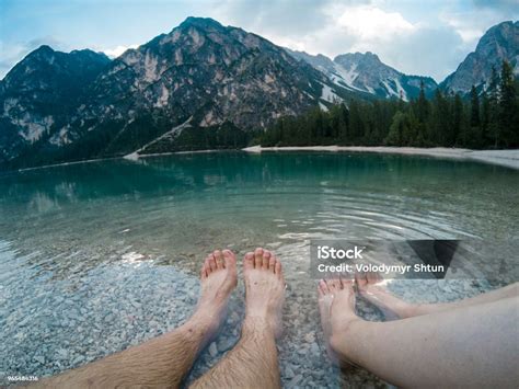 마르스의 숲과 산의 Braies 호수 라고 놀라운 보기에 대 한 여자 다리 호수 물 Dolomites 알프스 이탈리아에에서 반영 Gopro 영웅 5 Hero5에 체포 하이킹