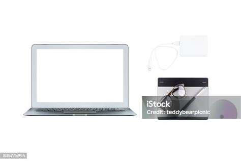 컴퓨터 노트북 그래픽 태블릿와 흰색 배경에 고립 된 외부 하드 디스크 It 지원에 대한 스톡 사진 및 기타 이미지 It 지원 고객 참여 기업 재무와 산업 Istock