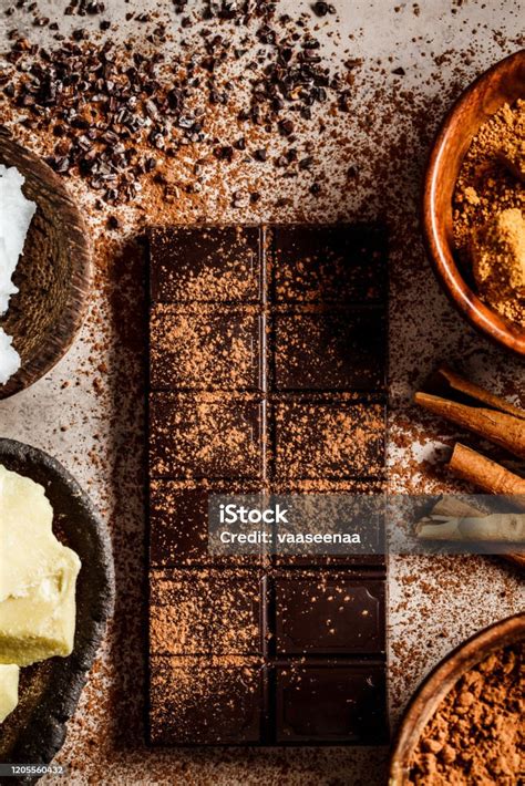 초콜릿 배경을 만들기위한 성분 어두운 배경에 코코아 코코아 버터 설탕 계피와 코코넛 오일 갈색에 대한 스톡 사진 및 기타 이미지