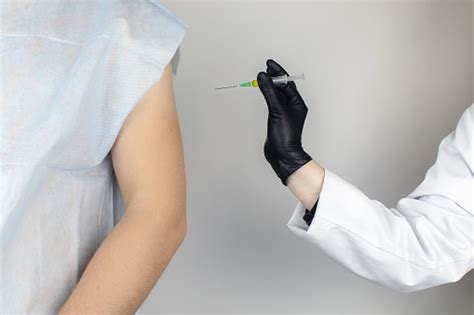 전염병 의사는 환자에게 어깨에 의료 예방 접종을 제공합니다 파상풍 인플루엔자 이질 백일해 기침 디프테리아 홍역 시겔로증 및 B형 간염에 대한 예방 접종 2명에 대한 스톡