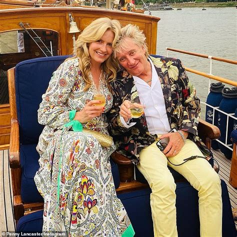 Rod Stewarts Ex Wives Rachel Hunter And Alana Stewart Reunite For
