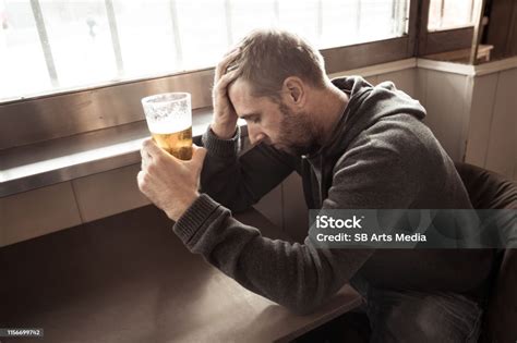 술집 술집에서 맥주를 마시는 매력적인 백인 남자의 초상화는 알코올 사용 남용 우울증과 정신 건강 개념에서 우울하고 외로운 느낌 알코올 중독에 대한 스톡 사진 및 기타 이미지