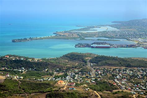 앤티가바부다 세인트 존스의 조감도 중앙의 항구 상단의 Mckinnons Salt Pond와 Ruanway 베이 왼쪽의 Fort St James 하단의 도시 남쪽 세인트 존스