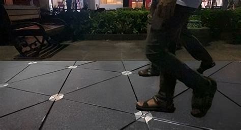 Piezo Iot Piezoelektrik Pada Pijakan Kaki Wisatawan Untuk Sumber Energi Listrik