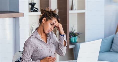 만성 매일 두통 온라인 치료 의료 상담 전자기 방사선 병가 수당으로 고통받는 노트북 앞에서 사무실 책상에서 일하는 젊은 좌절 여성 사진 Unsplash의 앉아 이미지