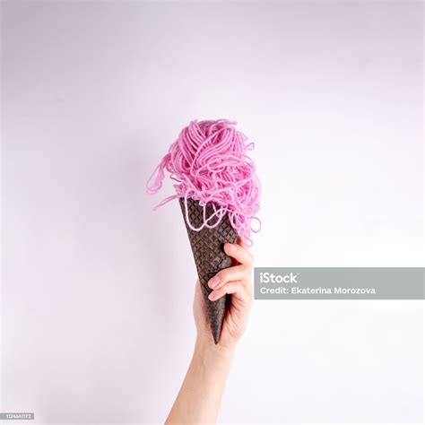 현대 미술의 개념입니다 원사 볼 아이스크림입니다 재미 있는 패스트 푸드 최소한의 프로젝트 개념에 대한 스톡 사진 및 기타 이미지 Istock