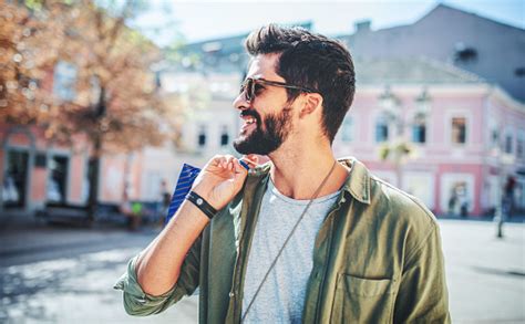 현대 젊은 남자 쇼핑에서 즐기는 소비주의 라이프 스타일 컨셉 가계에 대한 스톡 사진 및 기타 이미지 가계 거리 걷기 Istock