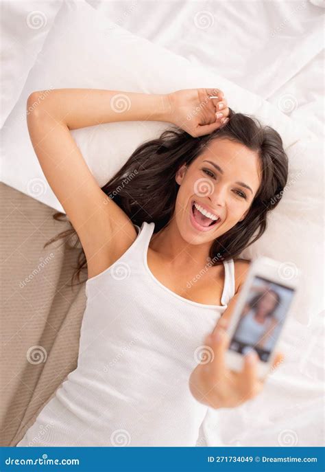A Ella Le Encanta Jugar Con Poses Una Hermosa Joven Tomando Una Foto De Ella Mientras Se Relaja