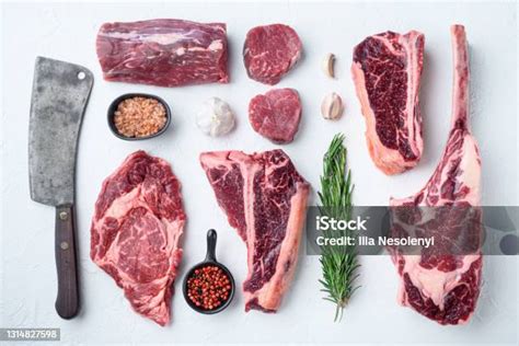 대리석 쇠고기 고기 스테이크 컷 토마호크 T 뼈 클럽 스테이크 갈비 눈과 부드러운 컷 흰색 돌 배경에 상단 보기 플랫 누워 티본