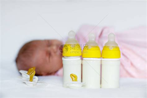 可爱的新生女婴与奶瓶和奶嘴婴儿配方奶粉新出生的孩子高清图片下载 正版图片507365804 摄图网