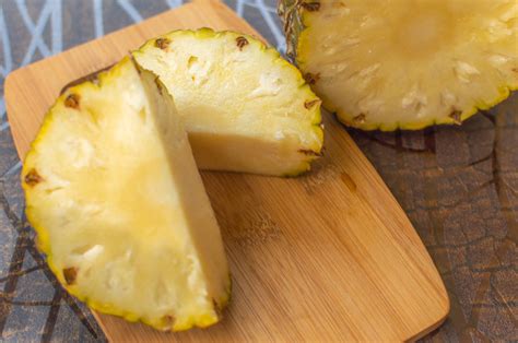 복사 공간이 있는 테이블에 보관된 보드에 얇게 썬 파인애플 2개 감귤류 과일에 대한 스톡 사진 및 기타 이미지 감귤류 과일