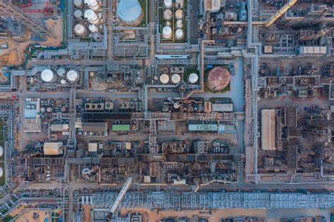 밤에 방나 지구에서 산업 공학 개념에서 석유 화학 정유 공장과 바다의 공중 보기 방콕 시 태국 석유 및 가스 탱크 는 산업의 파이프 라인 현대 금속 공장 0명에 대한 스톡
