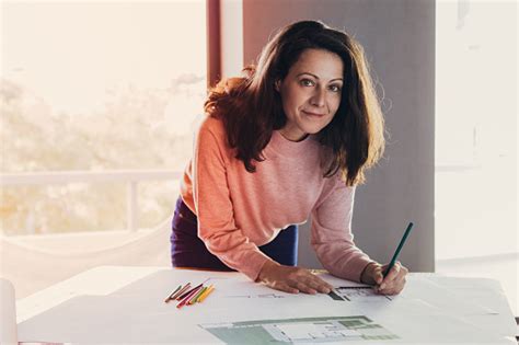 그녀의 스튜디오에서 작업 하는 성공적인 건축 디자이너 건축가에 대한 스톡 사진 및 기타 이미지 건축가 사무실 가정 생활 Istock