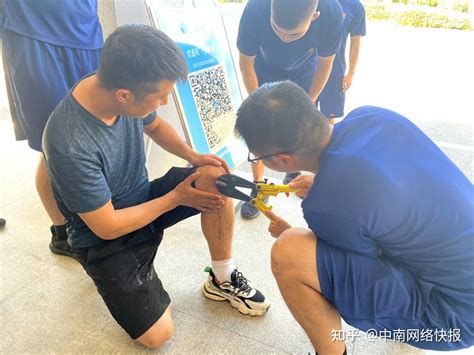 湖北赤壁：男子腿挂鱼钩到消防站求助 消防紧急取出 知乎