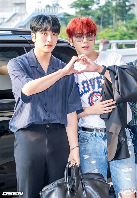 [사진]오메가엑스 세빈 예찬 함께 하트 발사