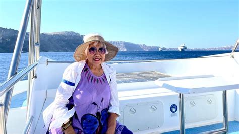 មិនធម្មតា ស្ត្រីចំណាស់ម្នាក់ចំណាយពេល ៥០ ឆ្នាំដើម្បីធ្វើដំណើរជុំវិញពិភពលោក Khmer Breaking News