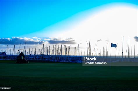 유지 보수는 테네리페 섬 카나리아 스페인에 큰 골프 코스와 요트 클럽 정박지에 상록 잔디 필드의 잔디 깎는 기계와 함께 작동 0명에 대한 스톡 사진 및 기타 이미지 Istock