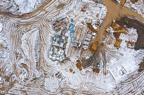 겨울에 는 건물 기초 및 건설 현장의 공중 최고 전망 드론 사진 개발에 대한 스톡 사진 및 기타 이미지 개발 건설 기계류 건설 산업 Istock