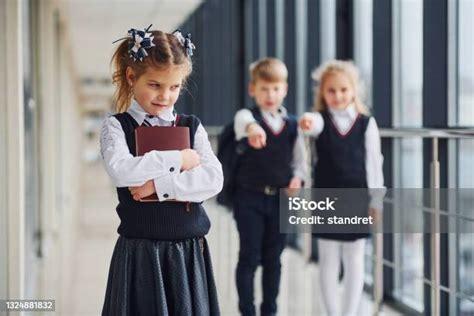 어린 소녀는 괴롭힘을 당합니다 괴롭힘의 개념 복도에서 함께 유니폼을 입은 학교 아이들 3 명에 대한 스톡 사진 및 기타 이미지 3 명 6 7 살 8 9 살 Istock