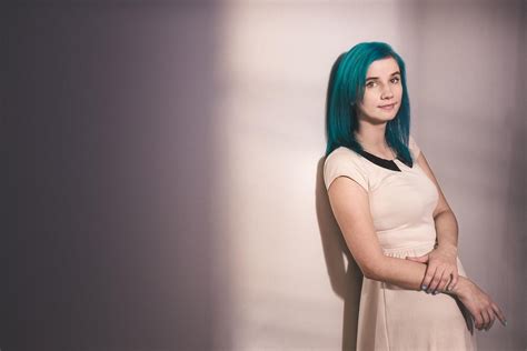 배경 화면 여자들 모델 초상화 염색 한 머리카락 긴 머리 파란 머리 뷰어를보고 사진술 드레스 유행 파란 손톱 피부 의류 소녀 아름다움 레이디