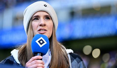 So Trotzt Die Hsv Stadionsprecherin Der Harten Ultra Kritik Mopo