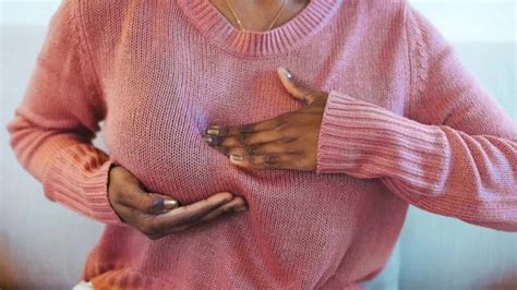 ترشحات نوک سینه چیست؟ علت و راه‌های درمان آن هرلایف