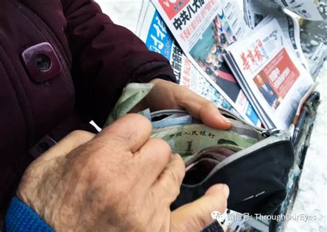 卖报纸的老人 老报纸 大山谷图库