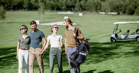 젊고 우아한 친구들이 골프 장비를 들고 걷고 골프카를 배경으로 아름다운 코스에서 함께 어울린다 사진 Unsplash의 남자 이미지