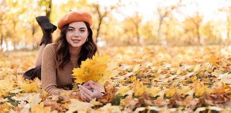 화창한 가을날 공원에서 행복한 미소를 짓는 젊은 여성 아름다운 가을날 야외에서 노란 잎이 있는 스웨터를 입은 쾌활한 여학생 공간을 복사합니다 가을에 대한 스톡 사진 및 기타